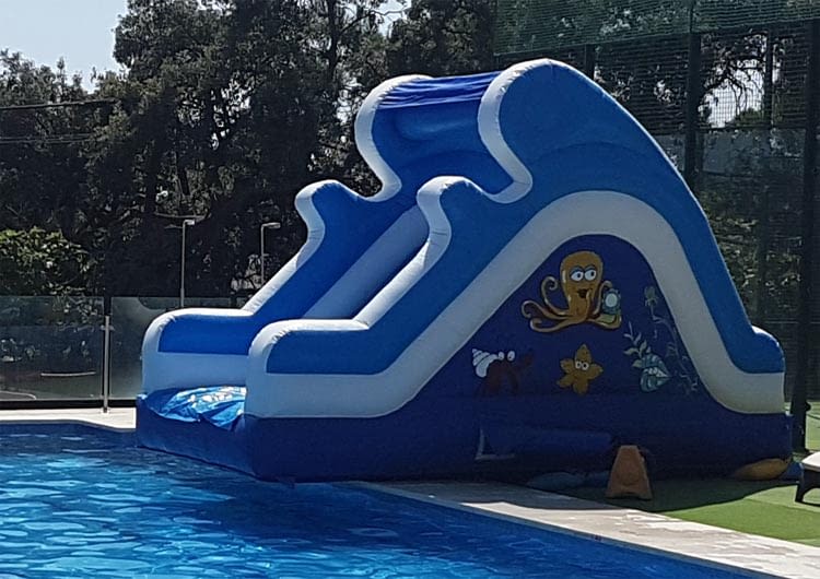 Tobogán hinchable piscina